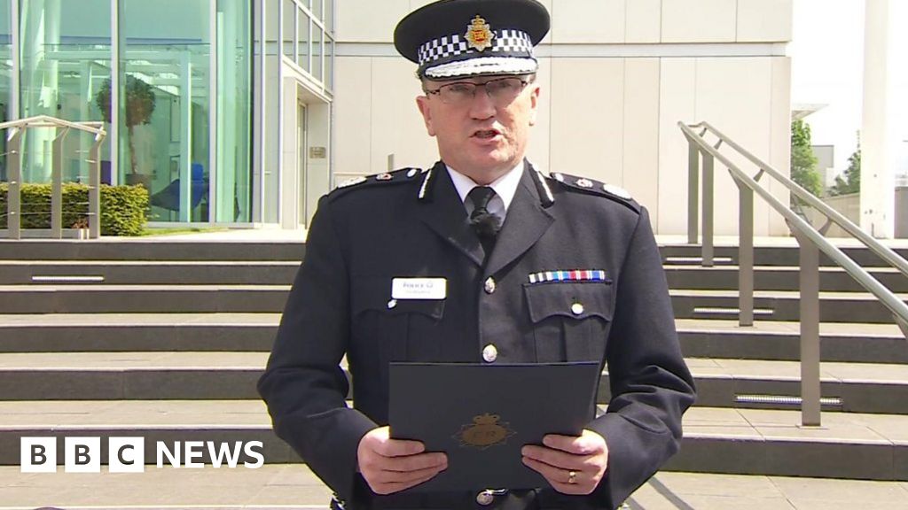 Manchester attack: Police hunt 'network' - BBC News