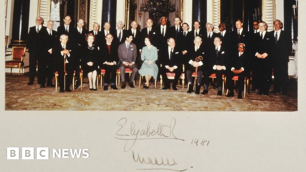 'Rare' royal signatures photo sold for £1,600 at auction - BBC News