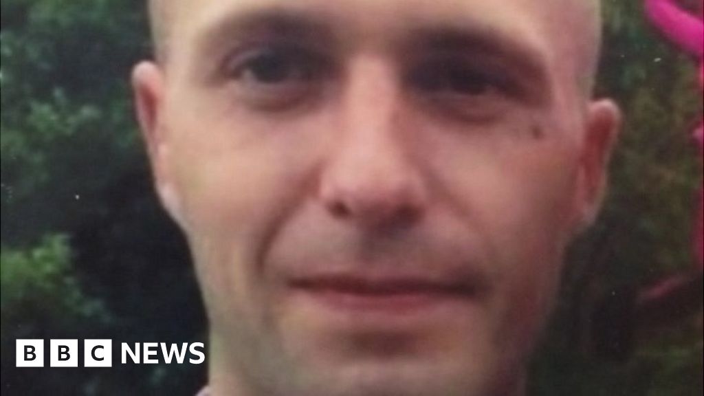 Kevin Wright: Widnes carpet crush death 'accidental' - BBC News