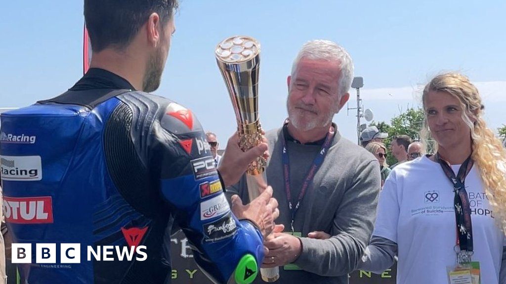 Suicide prevention: Baton to raise awareness passed at TT start line