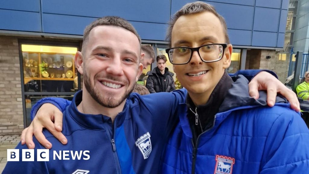 Ipswich Town's minute's applause for cancer patient Ben Moore - BBC News