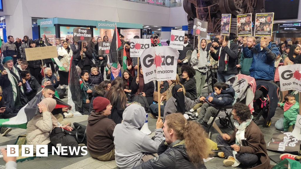 Gaza protest held at Birmingham New Street Station