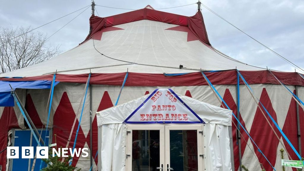 Surrey panto star humbled as Redhill show moves to big top tent - BBC News