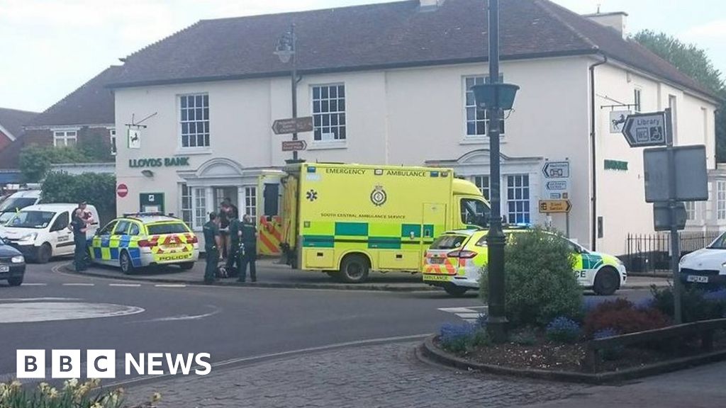 Liphook attempted armed bank robbers sought by police - BBC News