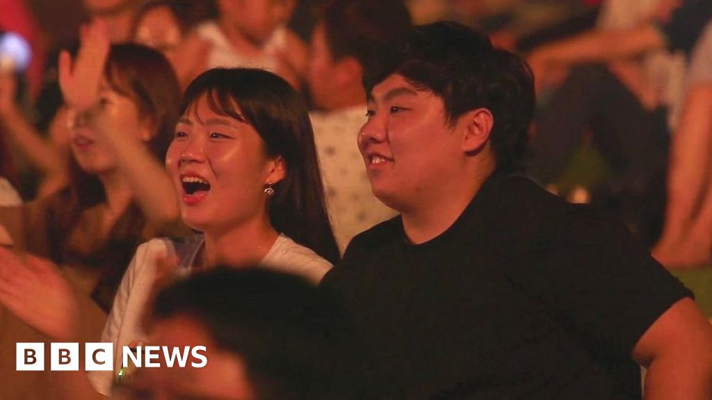 Korean border concert draws thousands - BBC News