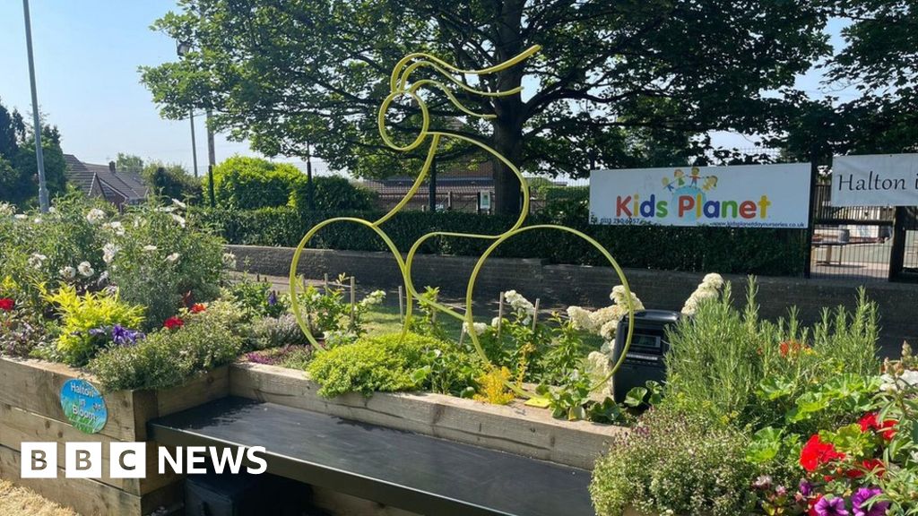 Beryl Burton: Flower bed honours Leeds cycling legend - BBC News