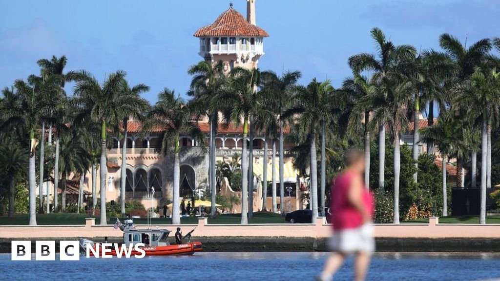 Trump's Mar-a-Lago kitchen cited for food safety violations - BBC News
