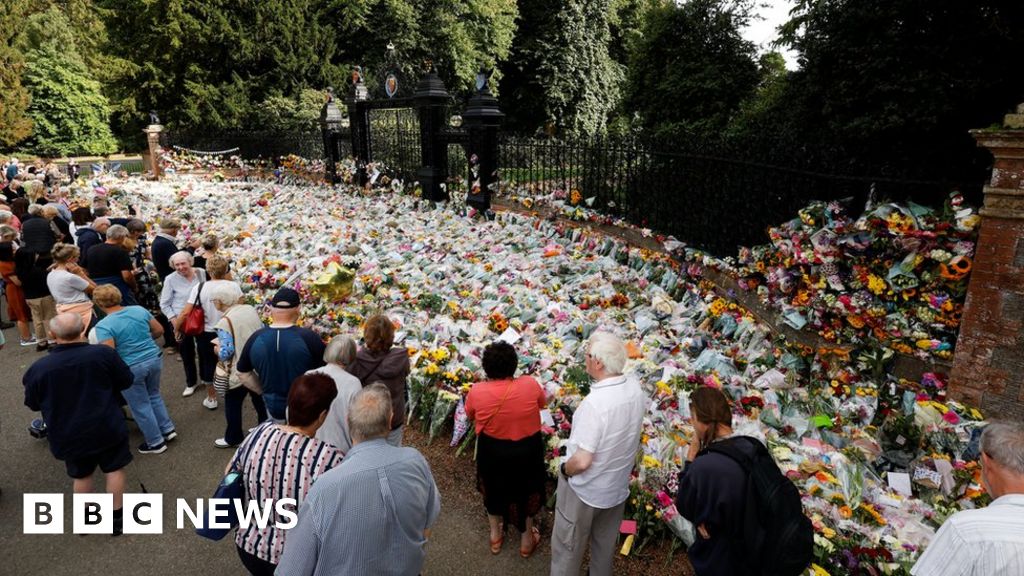 Queen Elizabeth II: Sandringham requests plastic removed from flowers