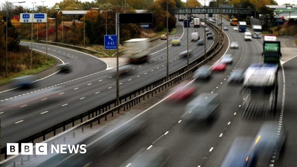 Learner drivers: Plan to include lessons on motorways - BBC News