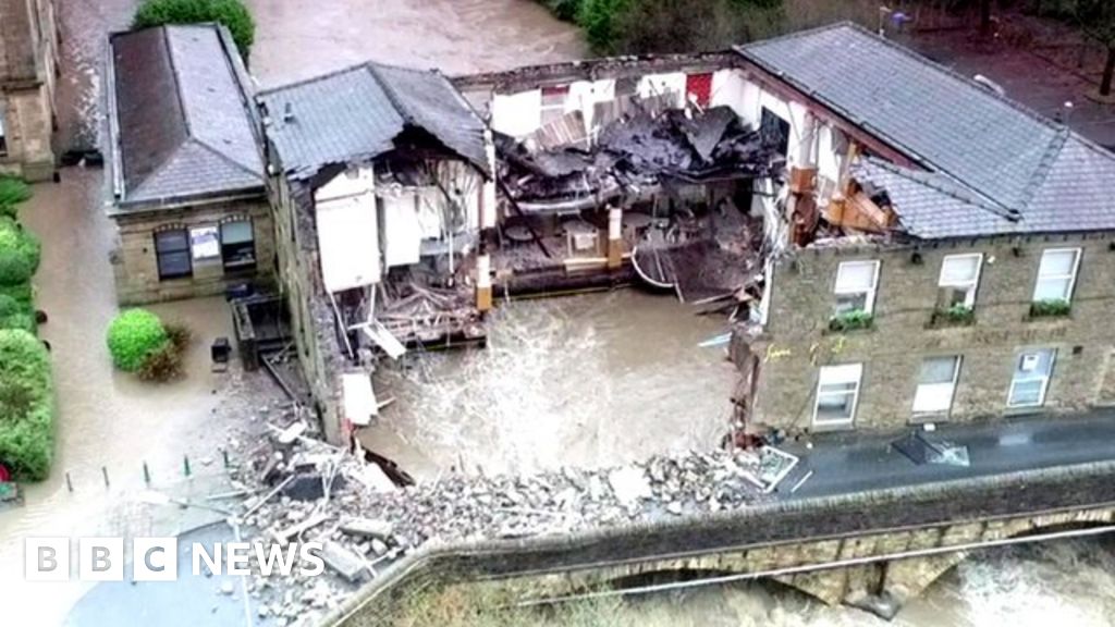 UK floods: Homes evacuated amid heavy rain - BBC News