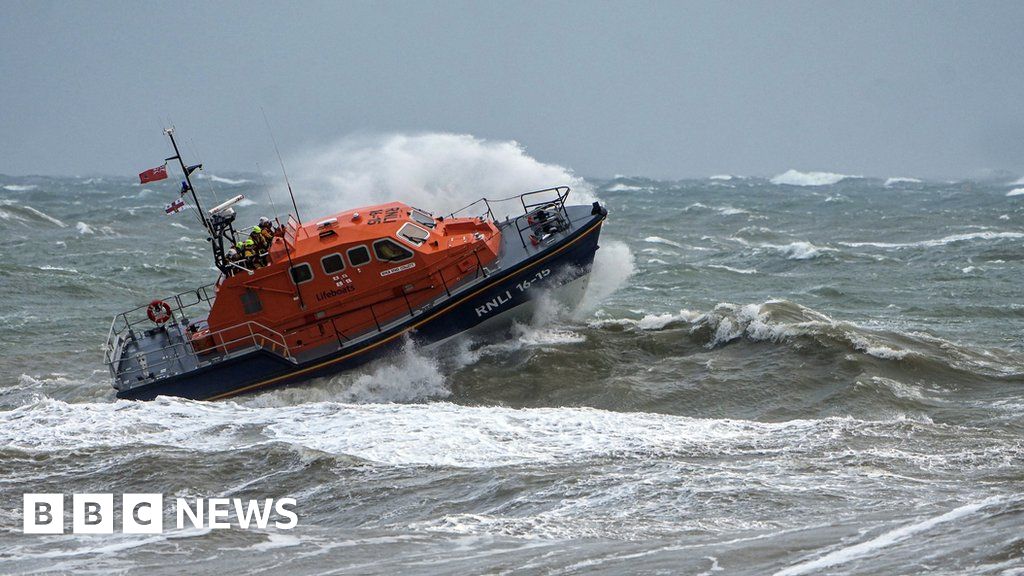 Brighton: Body found in search for person missing at sea - BBC News
