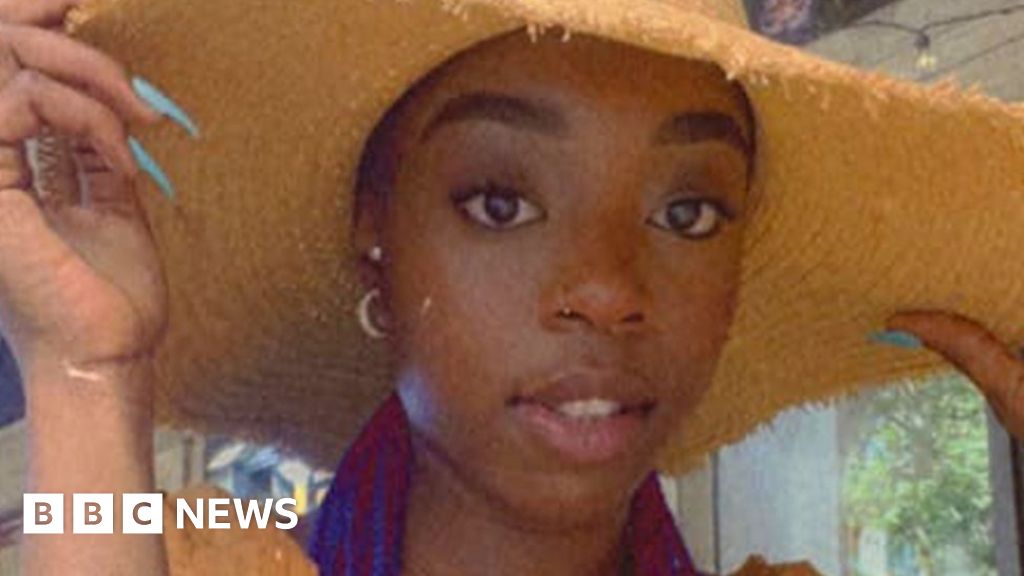 Campus racism: Suspended students 'disillusioned' over photo row - BBC News