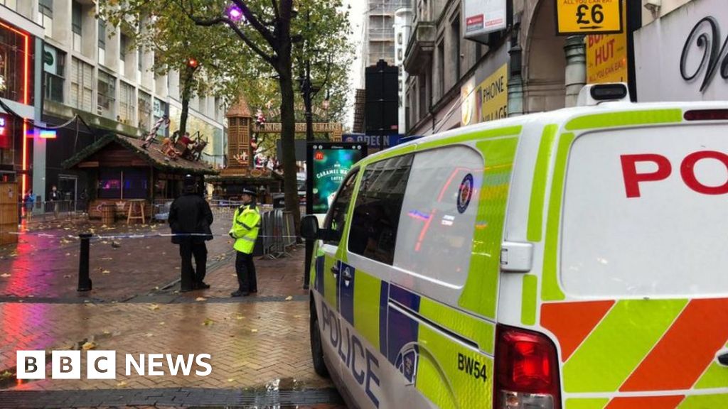 Teenagers seriously injured in Birmingham stabbing - BBC News