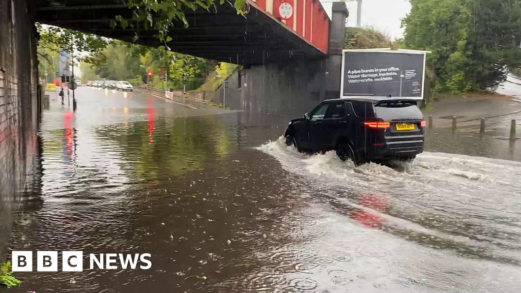 Floods disrupt traffic in parts of Scotland - BBC News