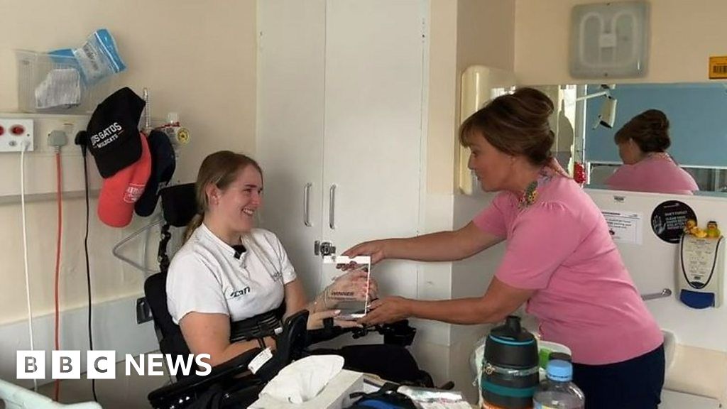 Make a Difference award given to champion rower - BBC News