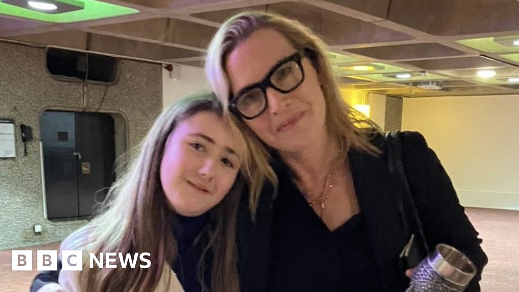 Kate Winslet meets Nottingham girl, 11, who is losing sight - BBC News