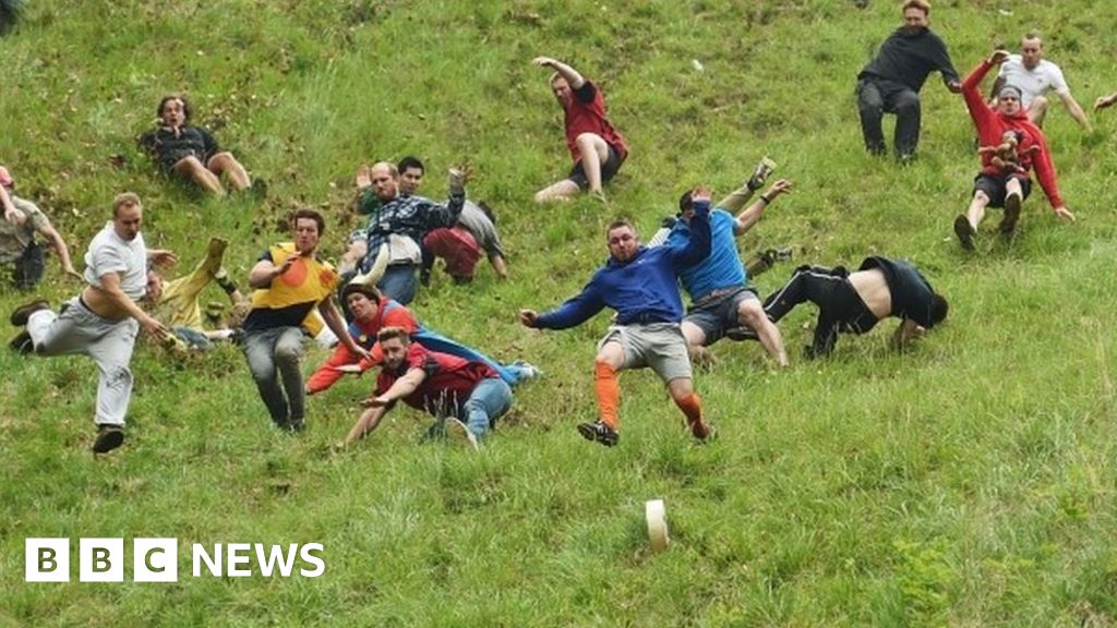 Cheese rollers in Gloucestershire defy safety warnings - BBC News
