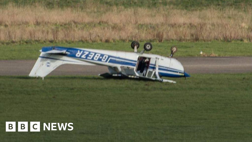 Light aircraft crashes at Bembridge Airport - BBC News