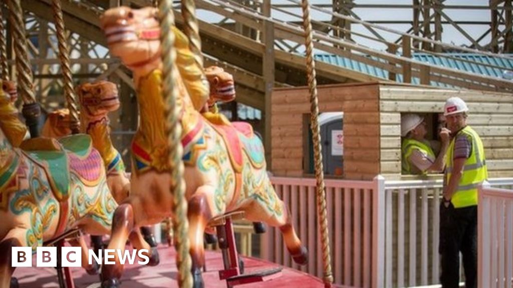Margate's Dreamland theme park opens to revellers - BBC News