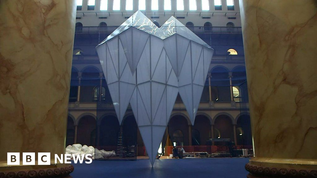 Beating the summer heat at US iceberg exhibit - BBC News