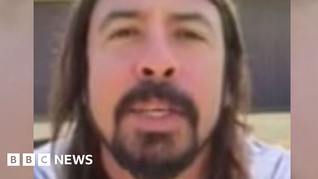 We've translated Dave Grohl's Italian message to fans in Cesena - BBC News