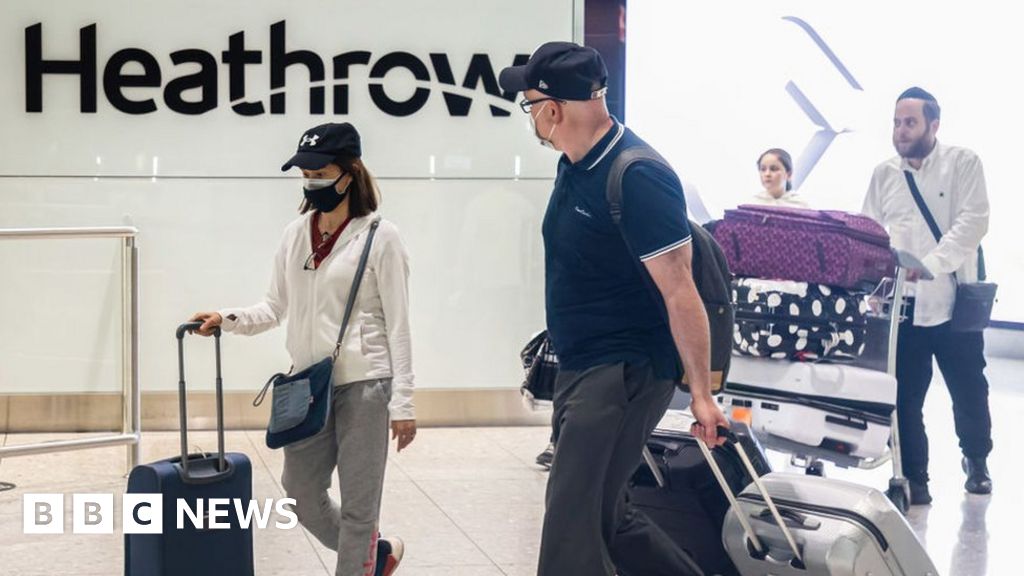Heathrow air traffic may not recover until 2026, says boss - BBC News