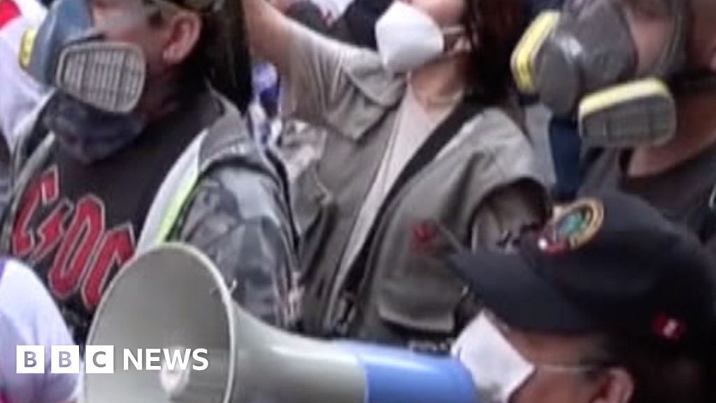 Peru protests: Police and anti-government protesters clash