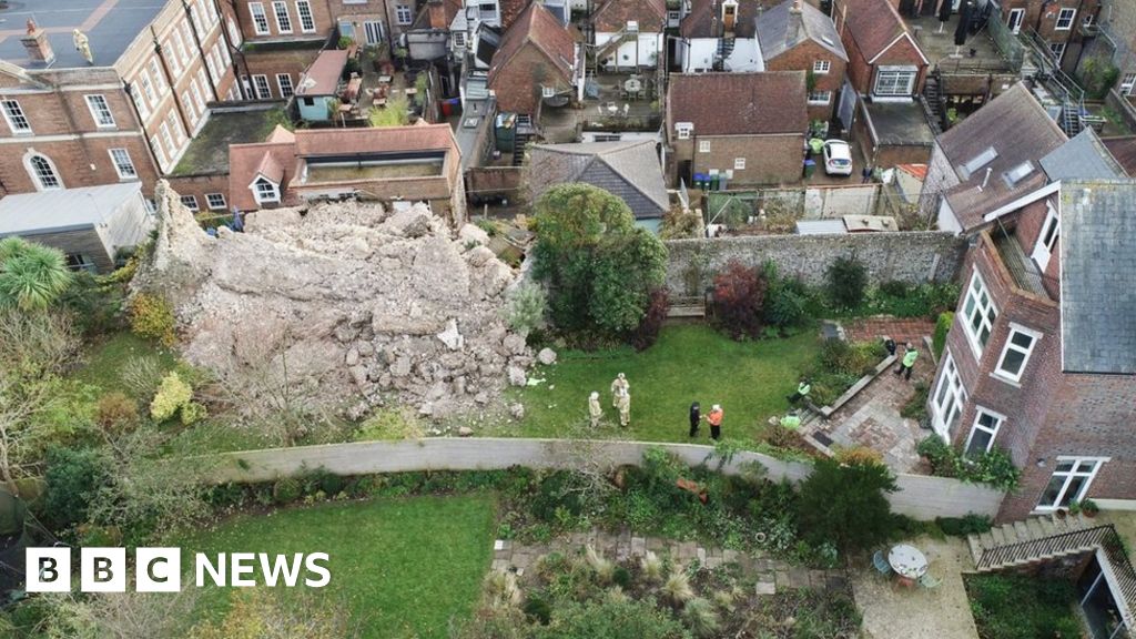 Lewes Castle: Medieval 600-tonne wall collapses on house - BBC News