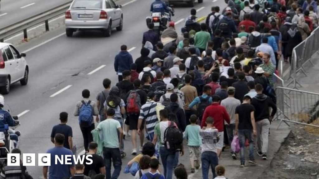 Migrant crisis: Fresh wave of migrants begin walk from Budapest - BBC News
