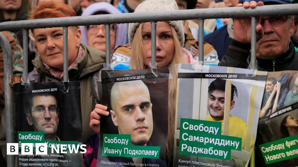Thousands demand protesters freed in Moscow rally - BBC News