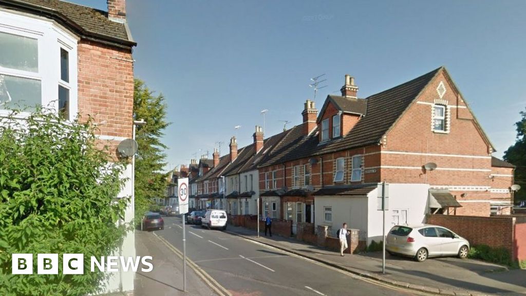 Reading shooting: Three held after man shot in legs - BBC News