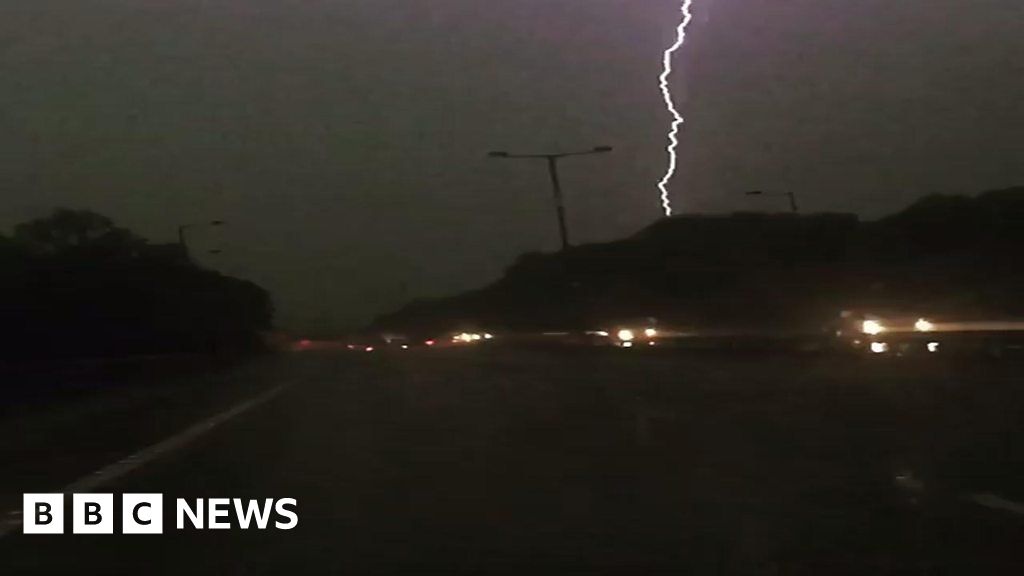 Lightning strikes captured in mobile phone footage - BBC News