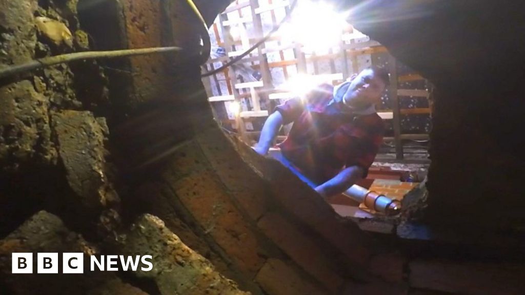 Southampton man finds 18ft well under kitchen floor - BBC News