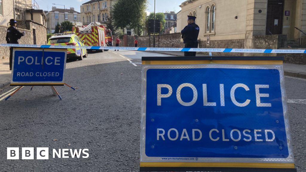 Cyclist dies following collision with lorry in Bristol - BBC News