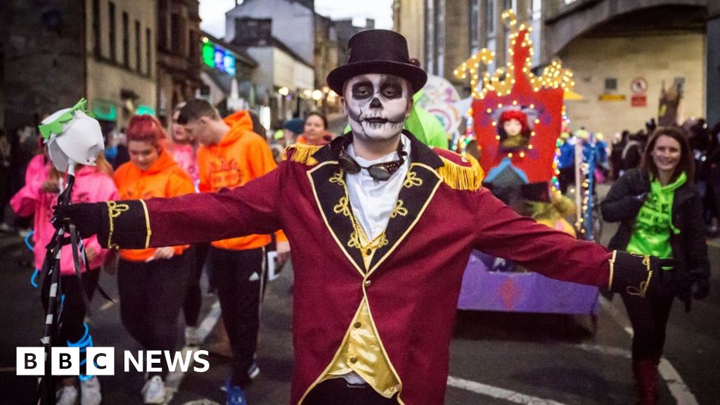 Crowds flock to Paisley Halloween parade - BBC News