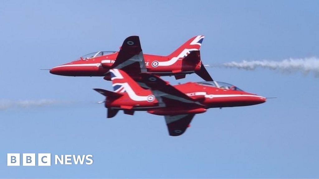 Cornwall plane crash: Red Arrows grounded after Hawk jet crash - BBC News
