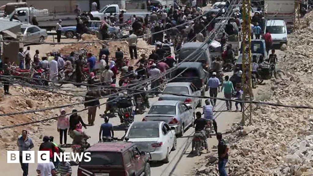 Syria: Fighters and families leave Lebanese border town - BBC News