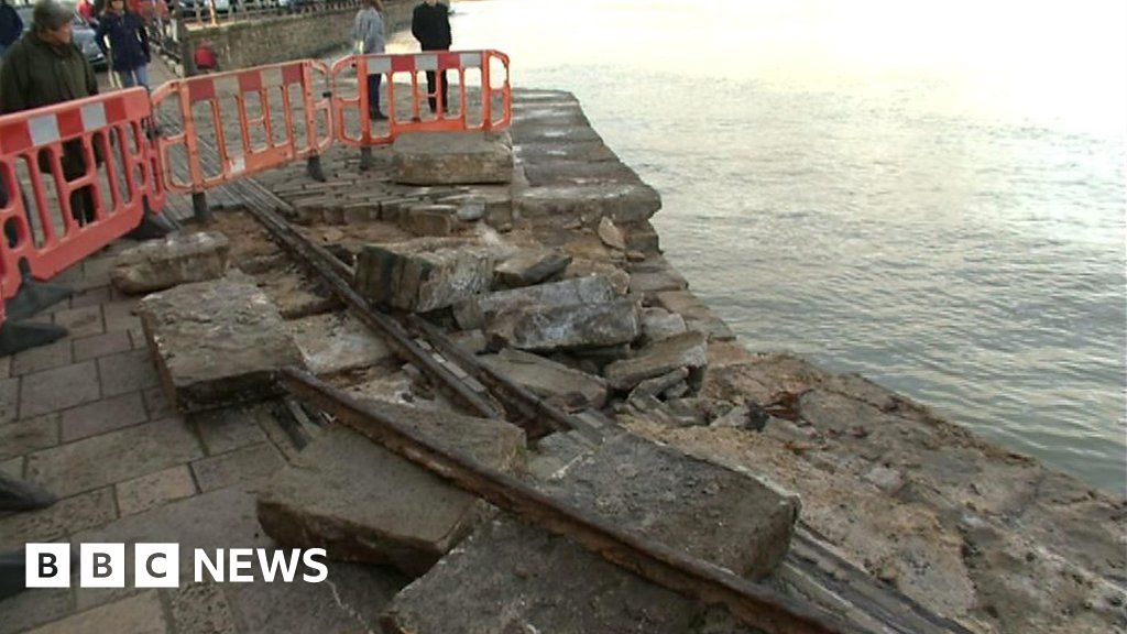 Storm Angus causes damage in Swanage - BBC News