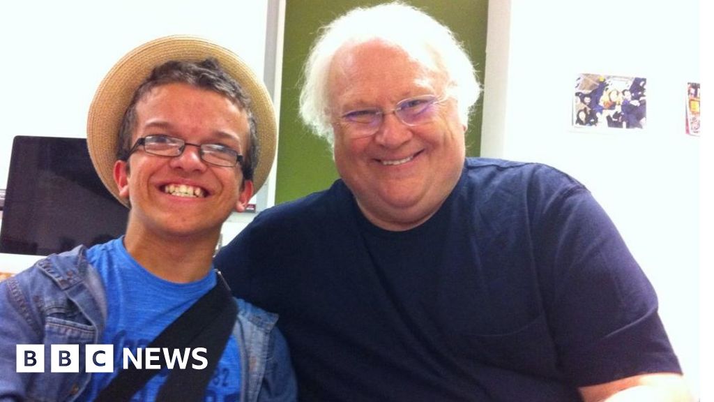 Derby man with dwarfism wins benefits battle - BBC News
