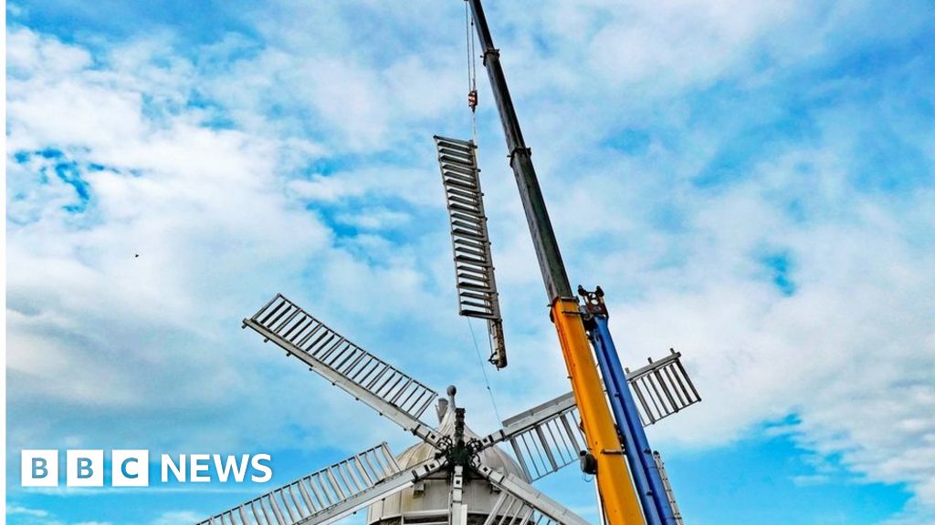 Derbyshire: Heage Windmill, near Belper, has sails removed for repair ...