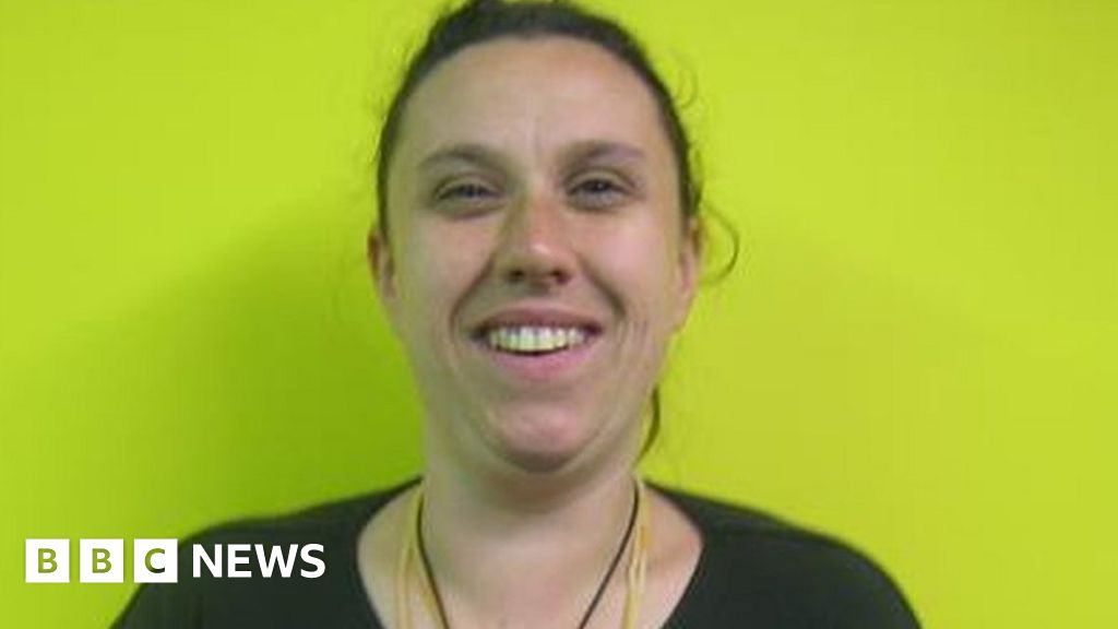 Dean Lowe 'flushed girlfriend's body down toilet' in Cornwall - BBC News