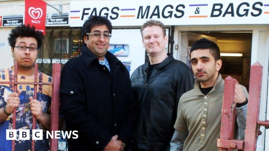 Actor Omar Raza racially assaulted 'after Paris attacks' - BBC News