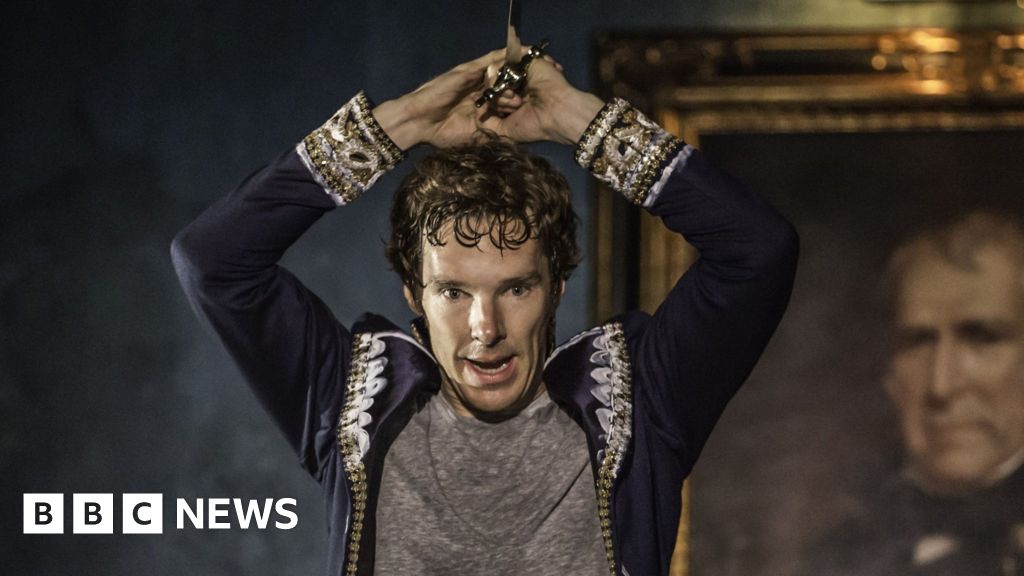 Benedict Cumberbatch's Hamlet returns famous speech to act three - BBC News