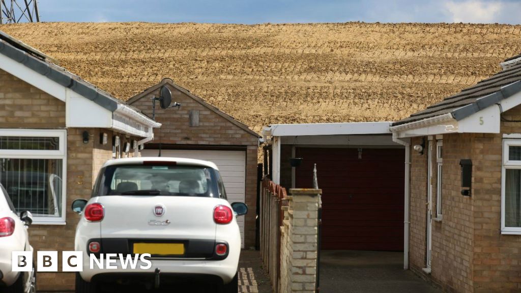 'Pile of muck' blots Doncaster residents' views - BBC News