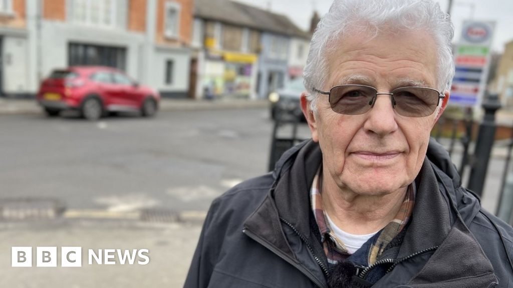 Halstead's disappearing roundabout will be fixed, council says - BBC News