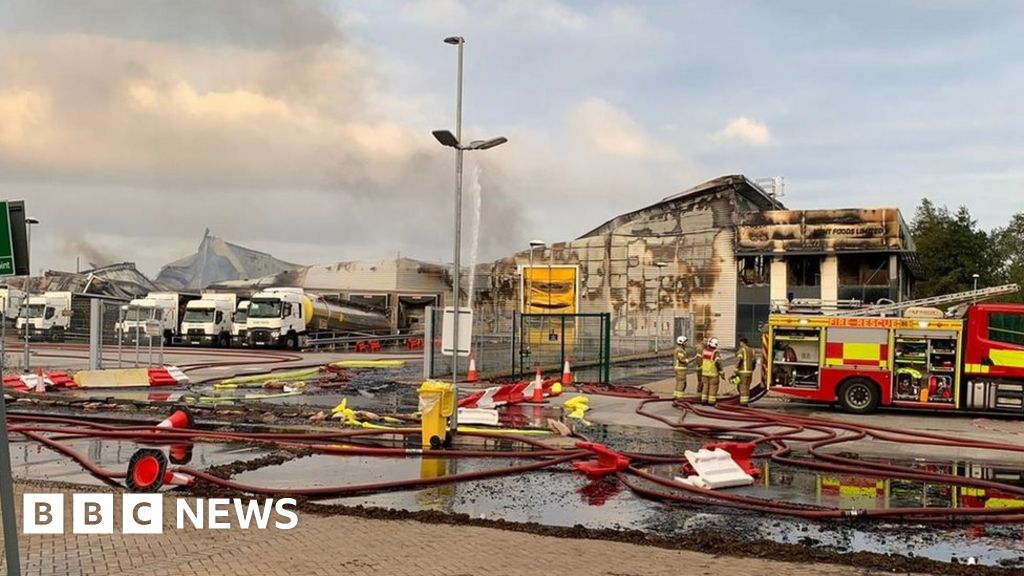Basildon industrial building destroyed by major blaze - BBC News