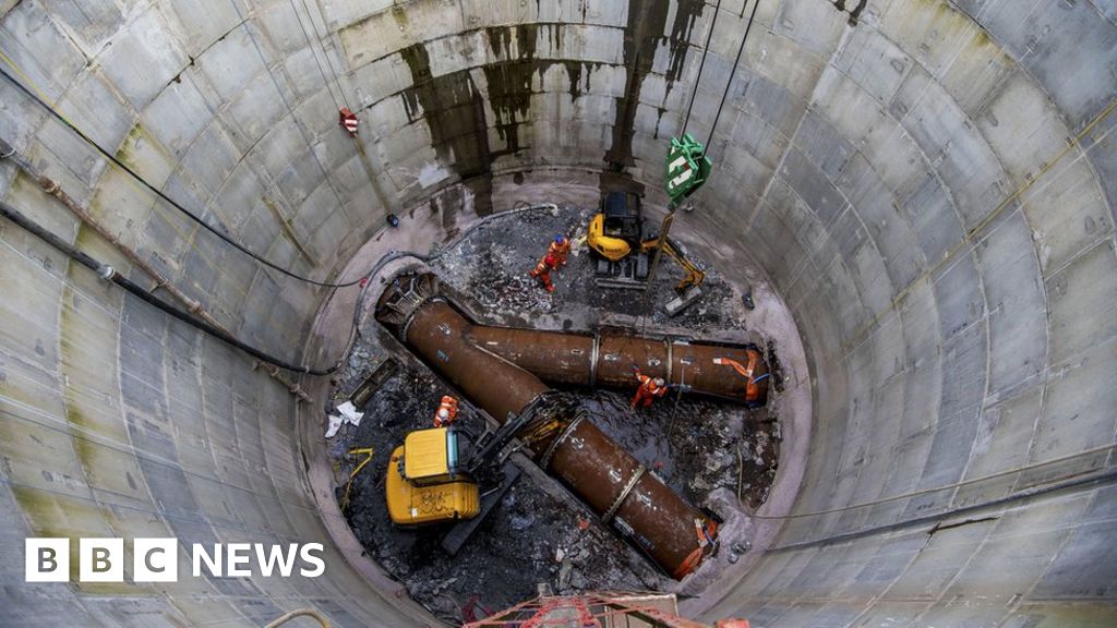 Shieldhall waste tunnel reaches halfway stage - BBC News