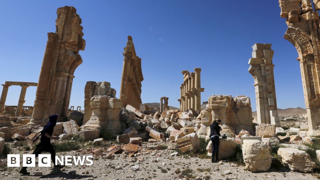 Palmyra: 'Chemical gas attack' hits IS-held Syrian area - BBC News