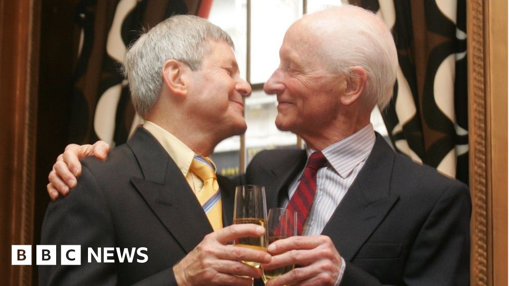 Obituary: Gay rights pioneer Roger Lockyer - BBC News