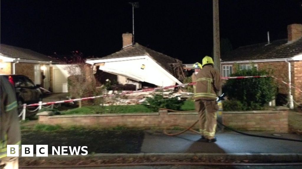 Bungalow destroyed by exploding aerosol in Walton-on-the-Naze - BBC News